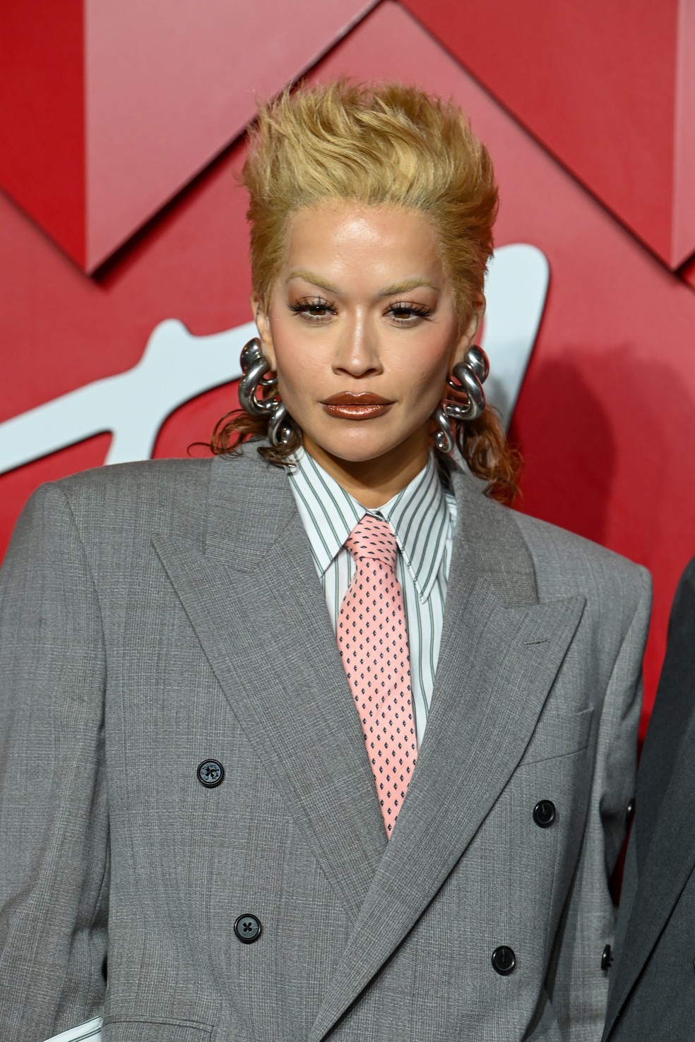 Rita Ora surge com transformação capilar radical em tapete vermelho