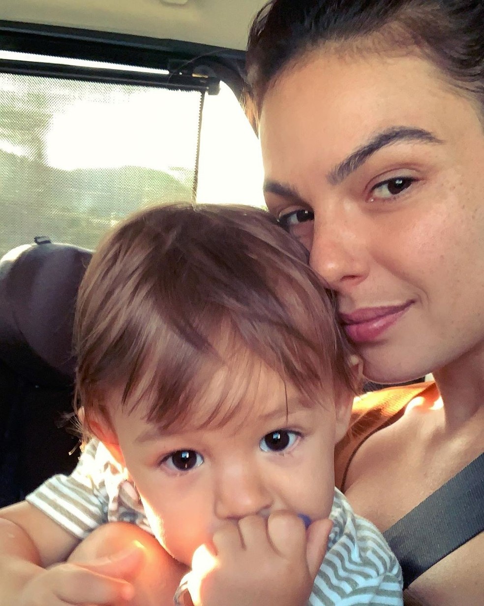 Isis Valverde posta foto e fala de saudade do pai