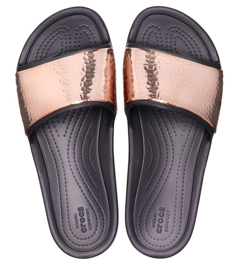 Crocs lança linha de chinelos metalizados