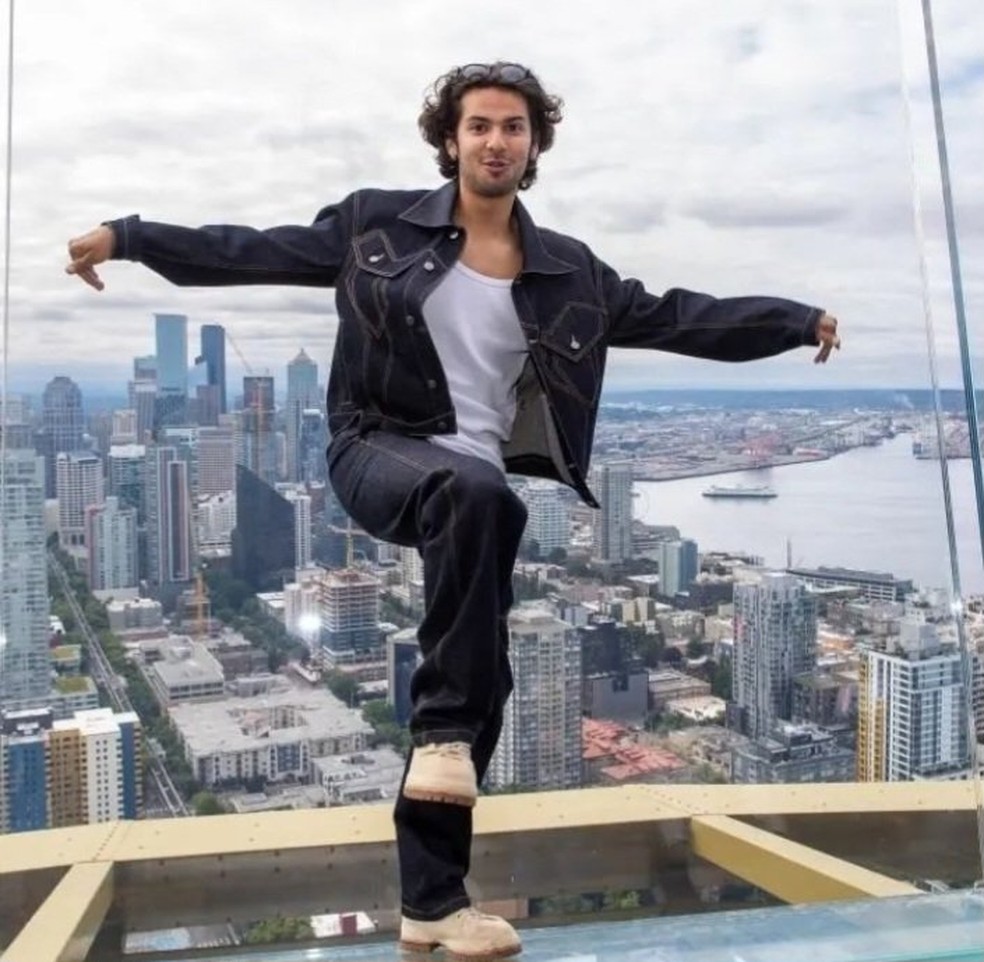 Xolo Maridueña esbanja carisma e simpatia em evento de Besouro Azul em ...