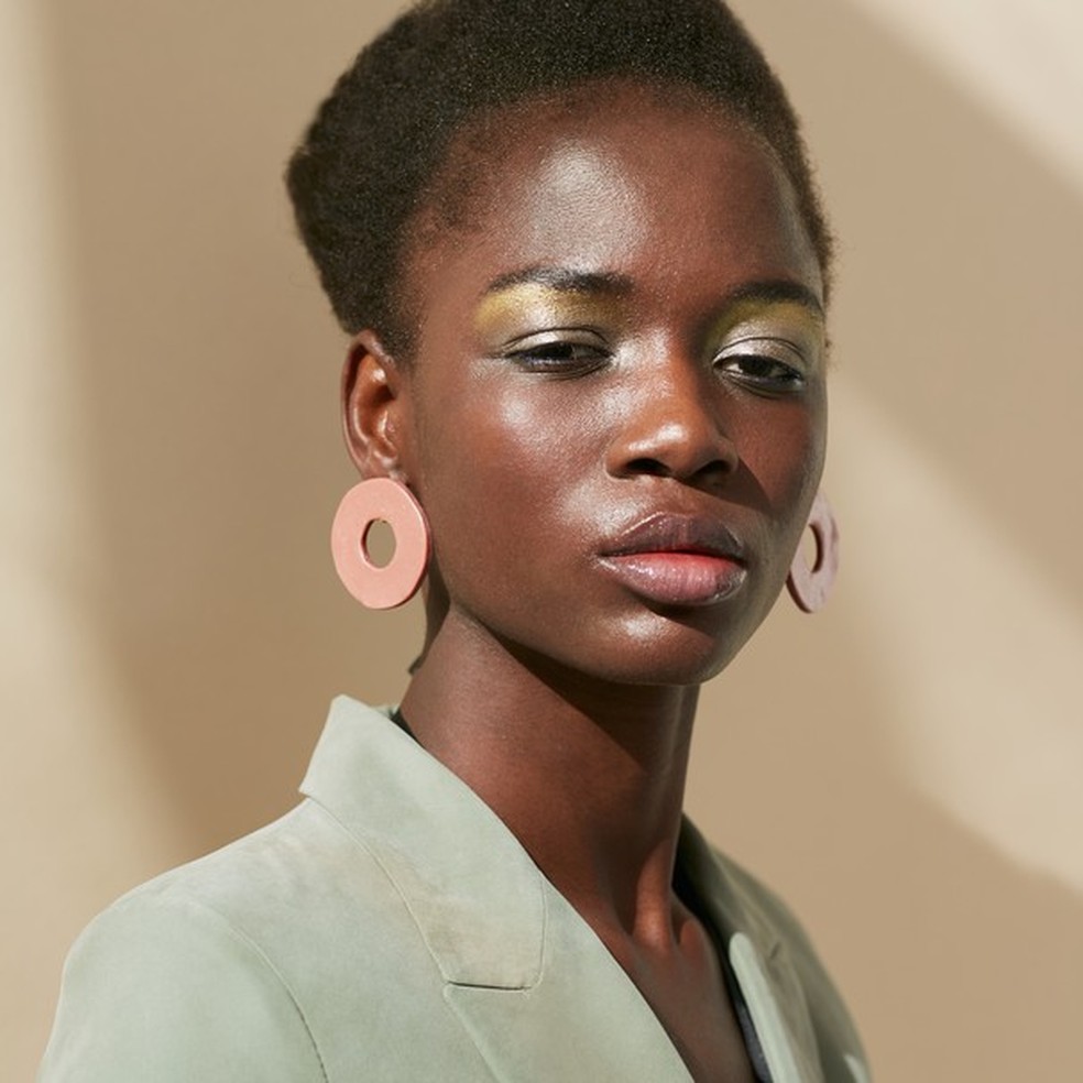 6 maneiras de incorporar cor no make para pele negra