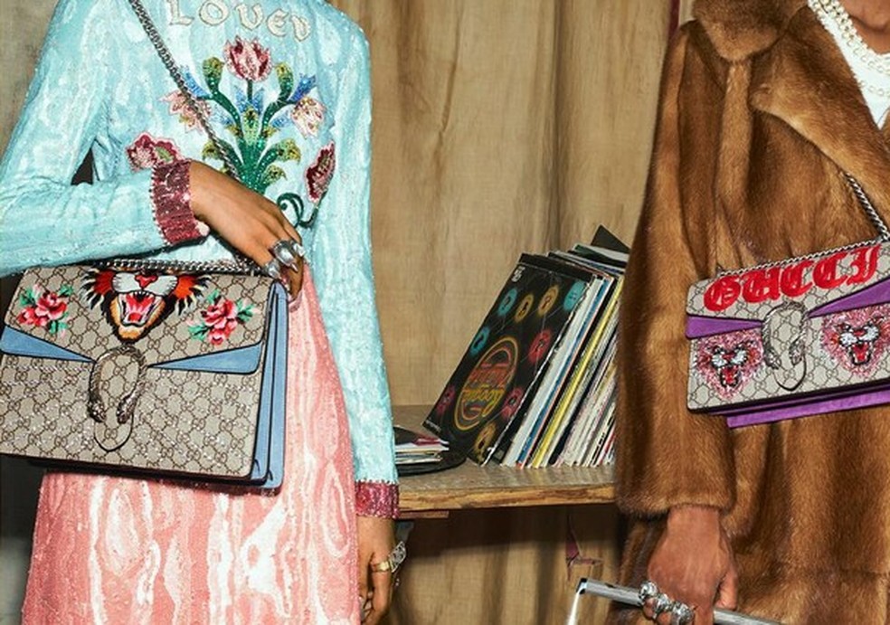 Direto dos anos 2000, a logomania voltou pra ficar! Veja como usar