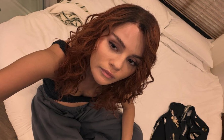 Selena Gomez pega fãs de surpresa e surge com o cabelo ruivo