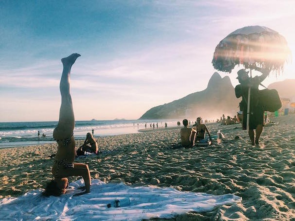 Bruna Linzmeyer aproveita o domingo na praia e tira foto paradisíaca