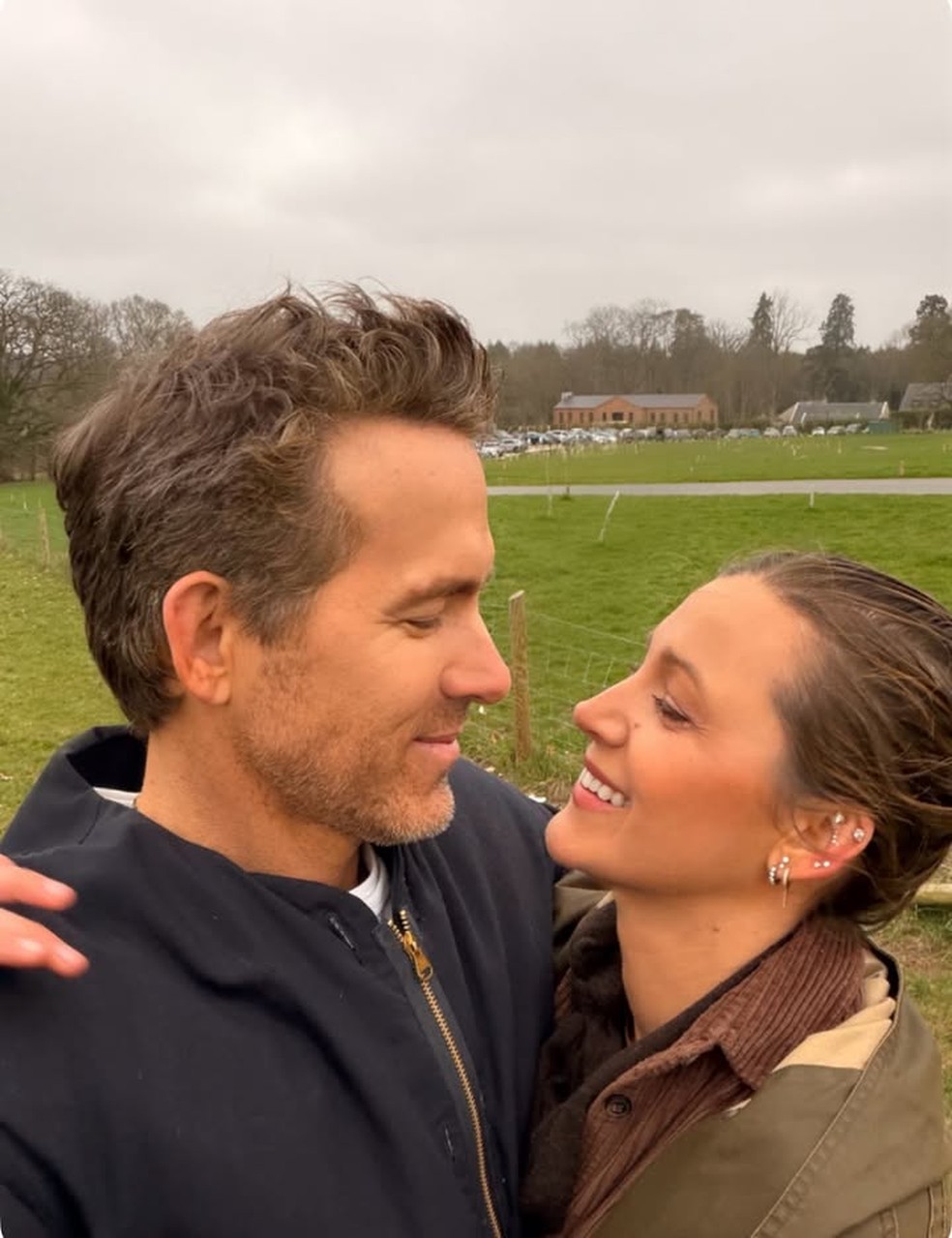 Blake Lively e Ryan Reynolds surgem em clima de romance em estádio