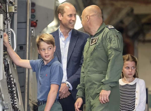 Kate Middleton e família participam de evento com a Força Aérea Britânica