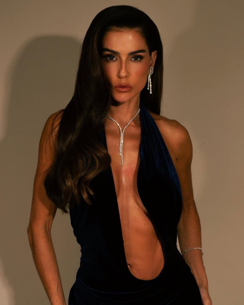 Deborah Secco compartilha cliques de biquíni e recebe elogios: “Um furacão de beleza”