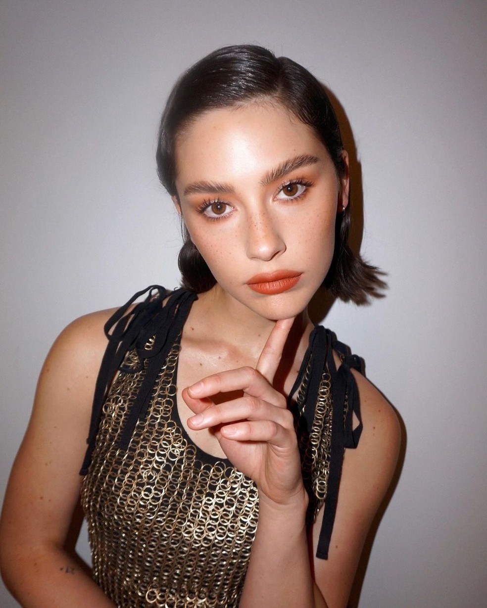 Gracie Abrams assume romance com Paul Mescal em cliques em festival