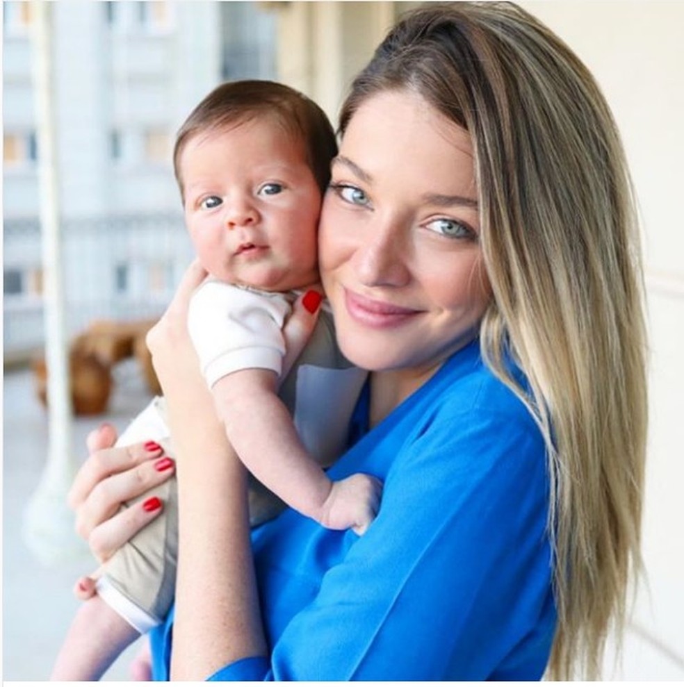 Luma Costa compartilha foto com filho bebê
