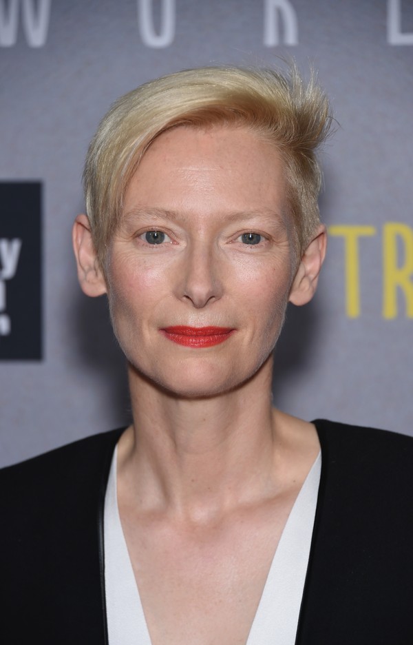 Veja como a maquiagem mudou o visual de Tilda Swinton em seu próximo filme