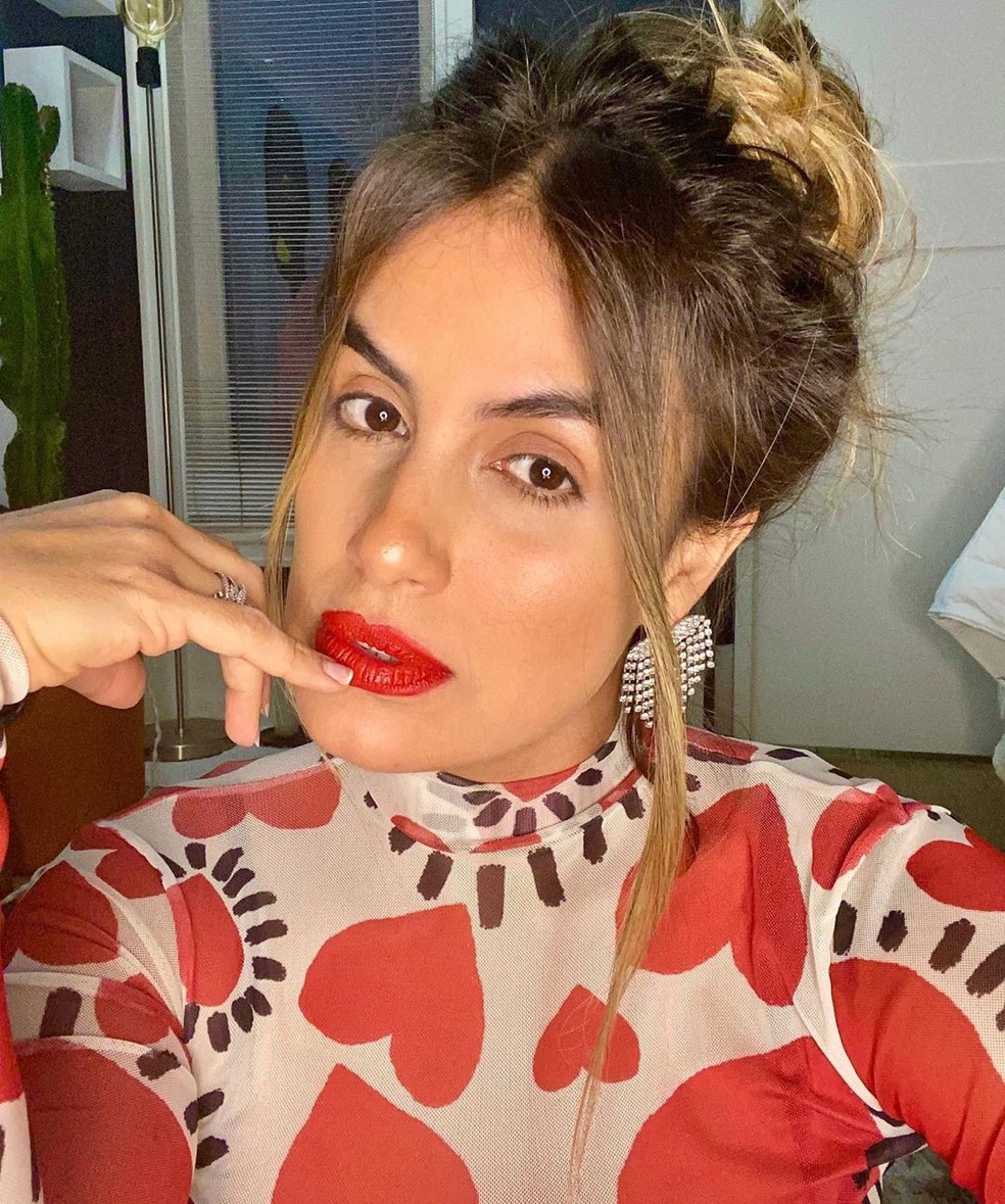 Ex-BBB Carol Peixinho exibe make poderoso com bocão vermelho