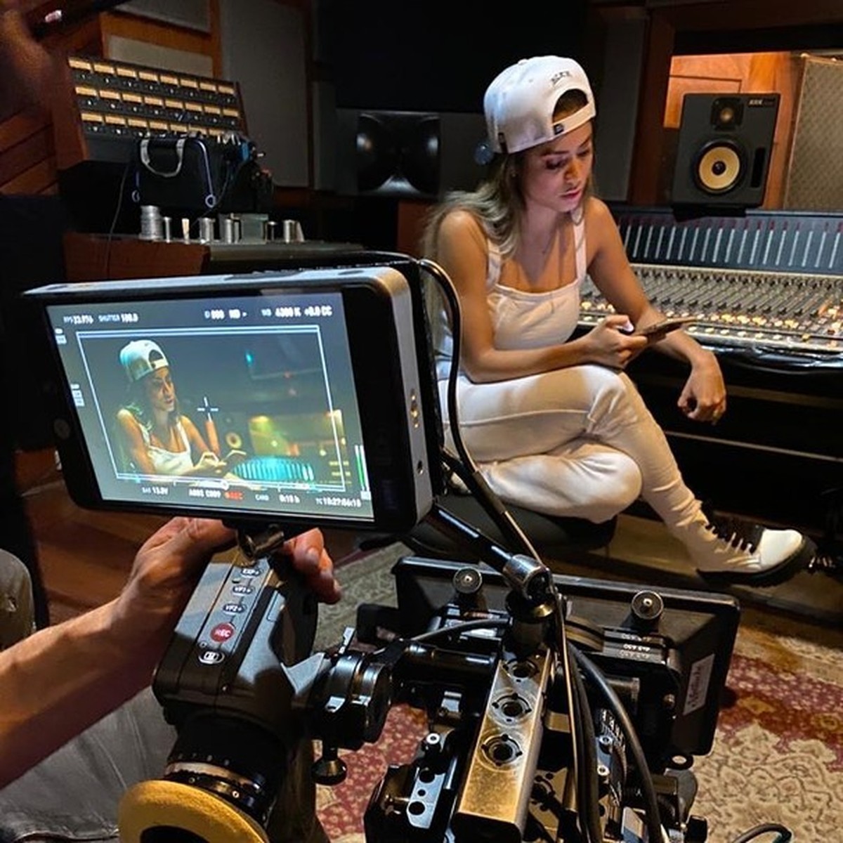 Lexa aparece em estúdio e diz estar orgulhosa com novo trabalho