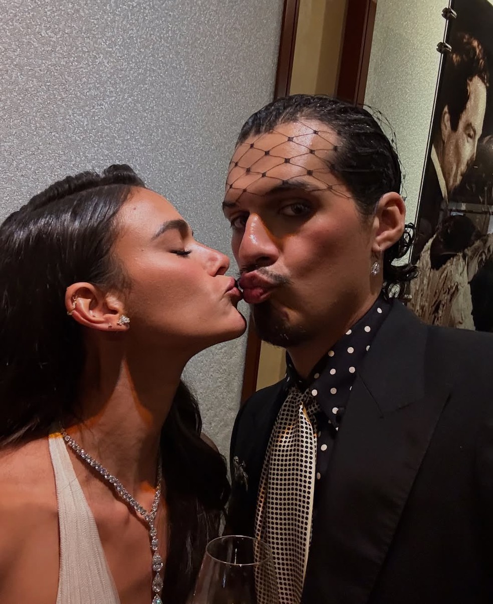 Omar Apollo compartilha clique carinhoso com Bruna Marquezine nos bastidores do Oscar