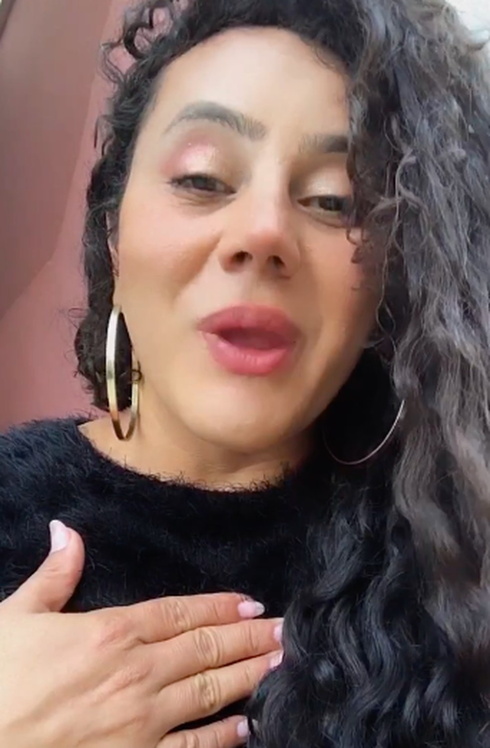 Após invadir palco de peça de teatro em Portugal para protestar contra ...