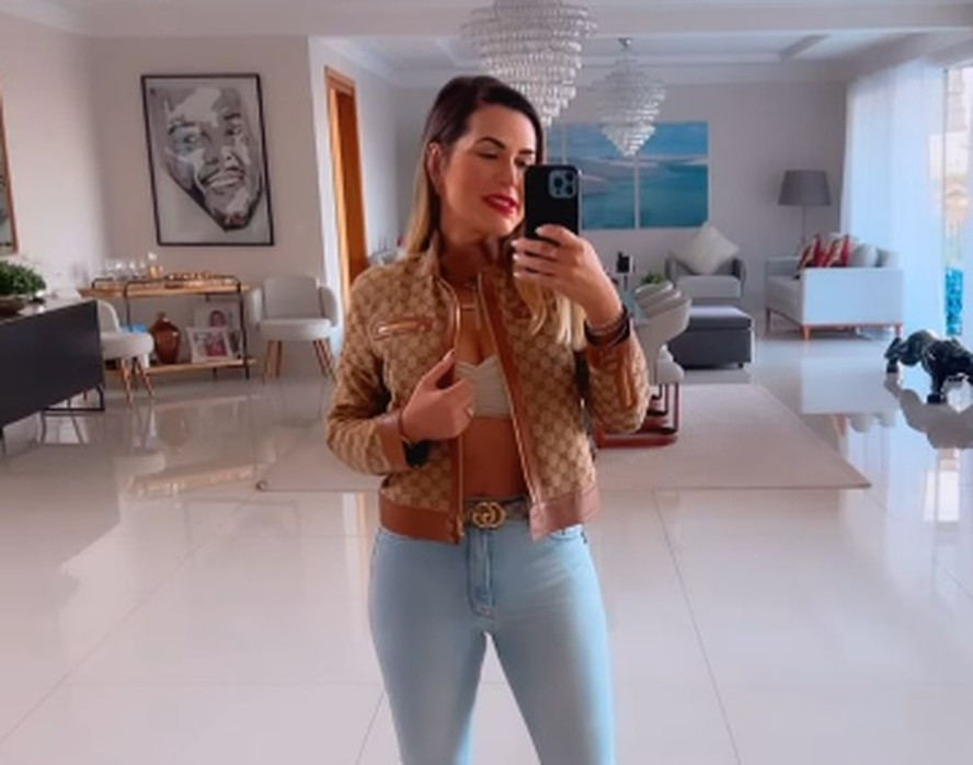 Deolane é criticada por combinar itens de luxo; look custa R$41 mil