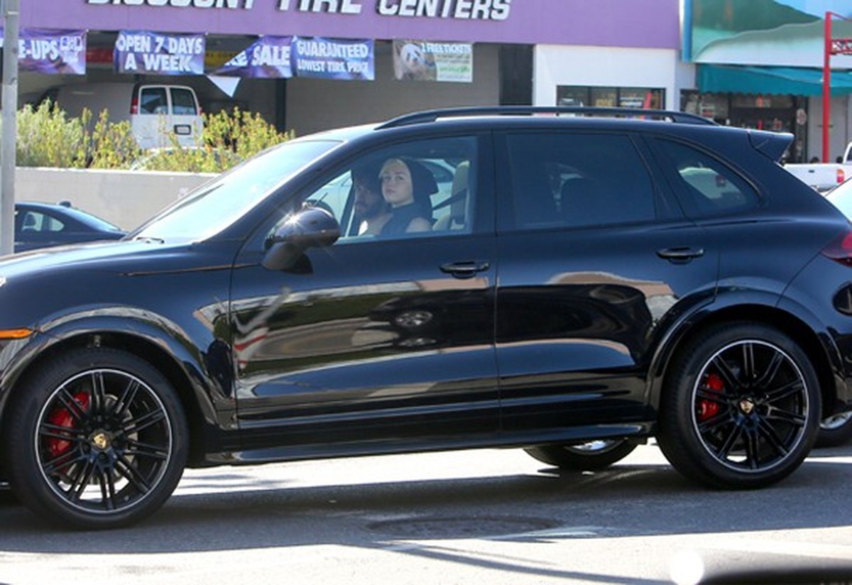 Miley Cyrus aparece com novo carrão na companhia de amigo