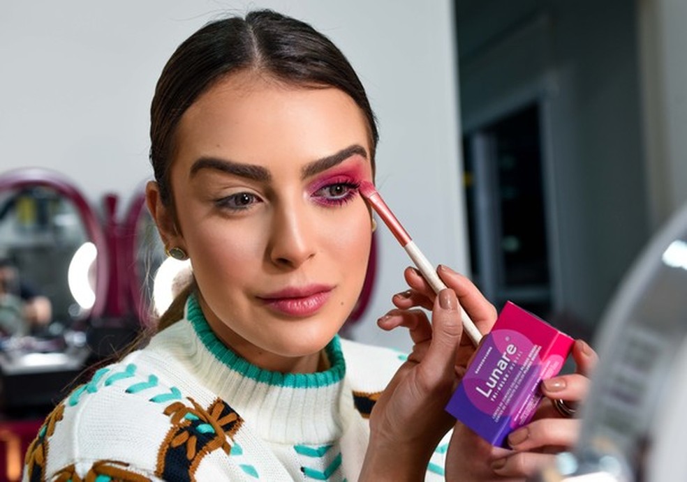 Mari Saad inova e combina lentes coloridas com make gráfico. Play!