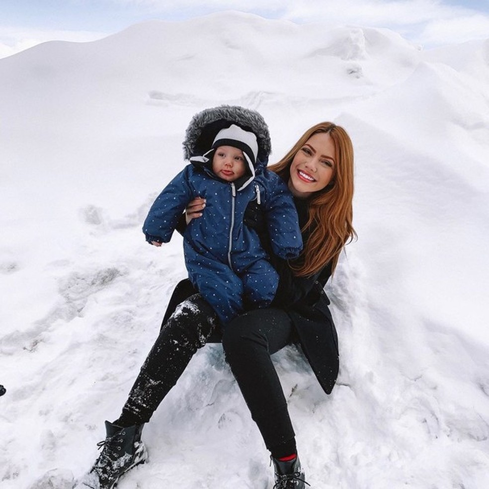 Sarah Pôncio encanta em clique com os filhos no Chile