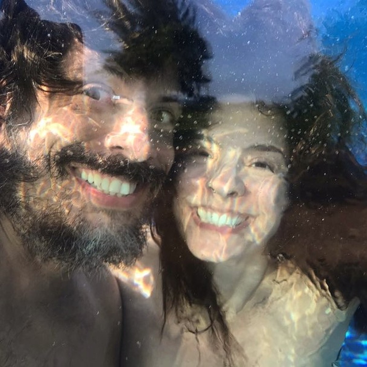 Helena Ranaldi posa com o namorado na piscina: 'A gente se diverte até ...