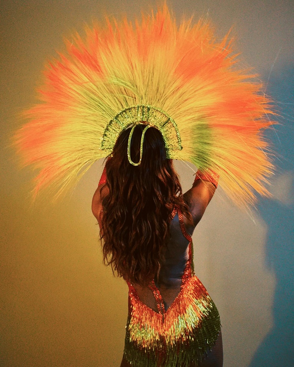 Anitta faz esquenta para o Carnaval com look fogo