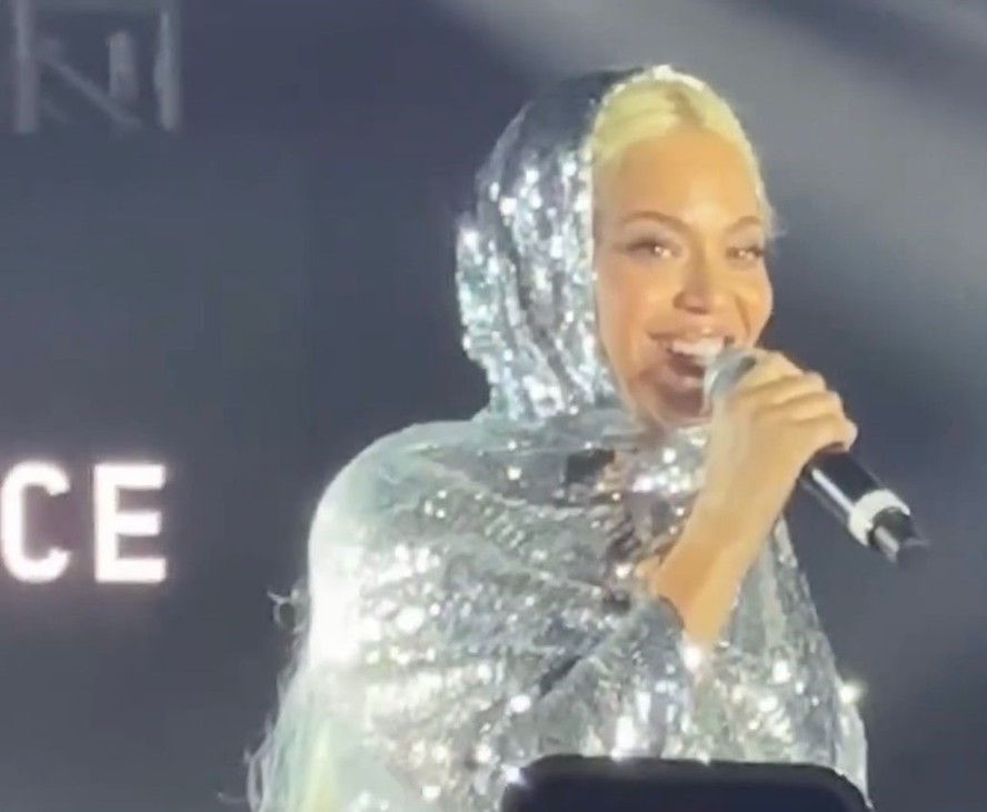 Beyoncé surge deslumbrante e sobe ao palco em festa Club Renaissance em Salvador