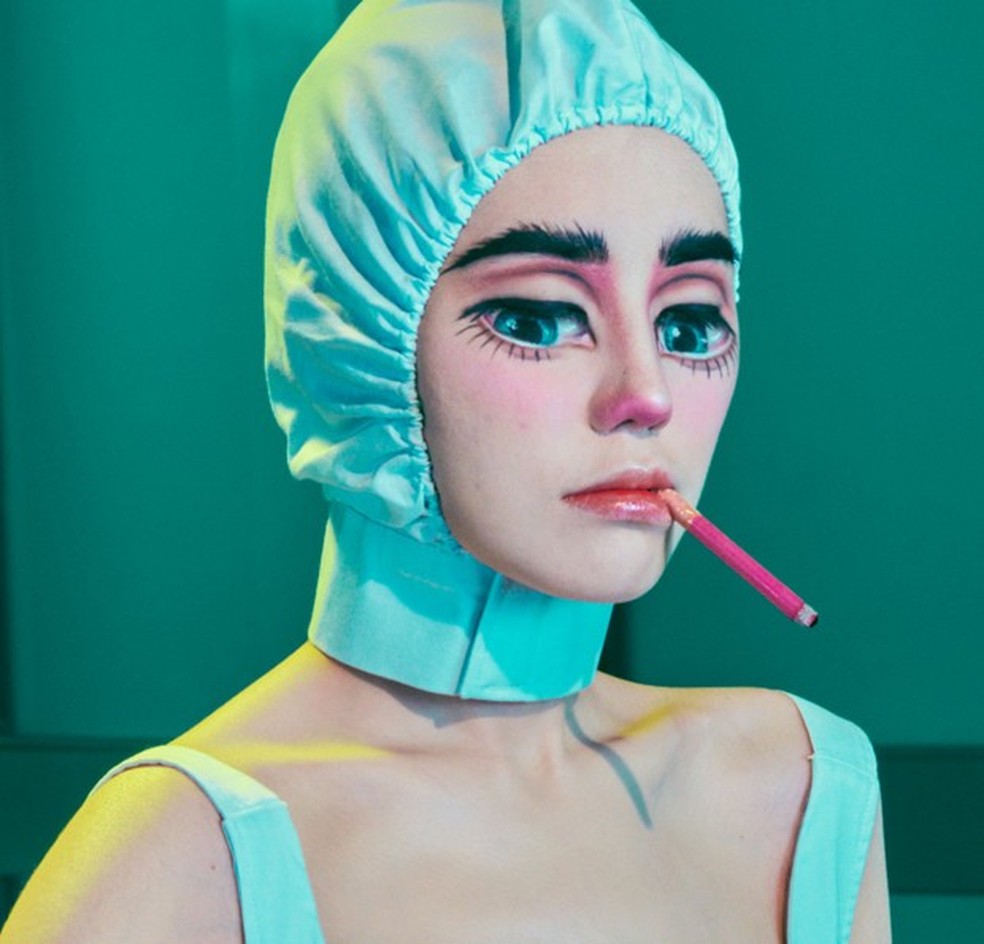 Aos 22, brasileiro faz sucesso com maquiagens surrealistas