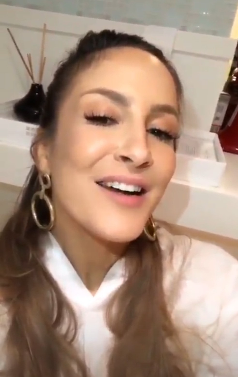 Claudia Leitte aparece morena!