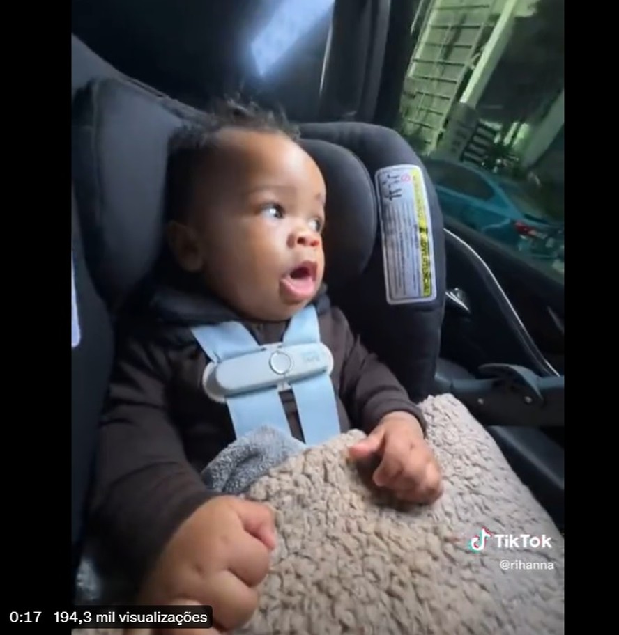 Rihanna mostra filho pela primeira vez