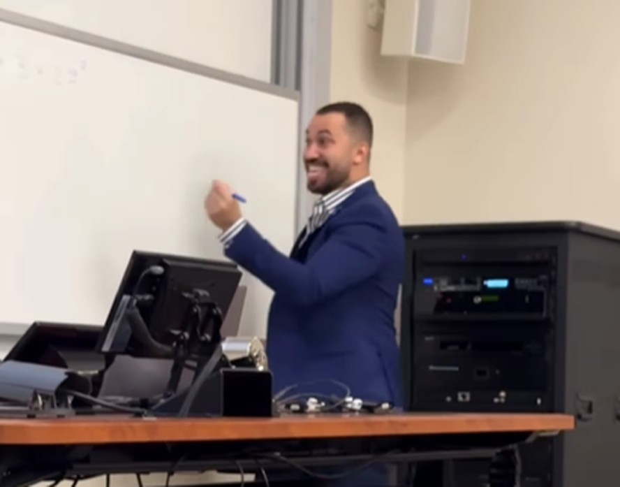 Gil do Vigor diverte seguidores ao mostrar aula de economia em universidade
