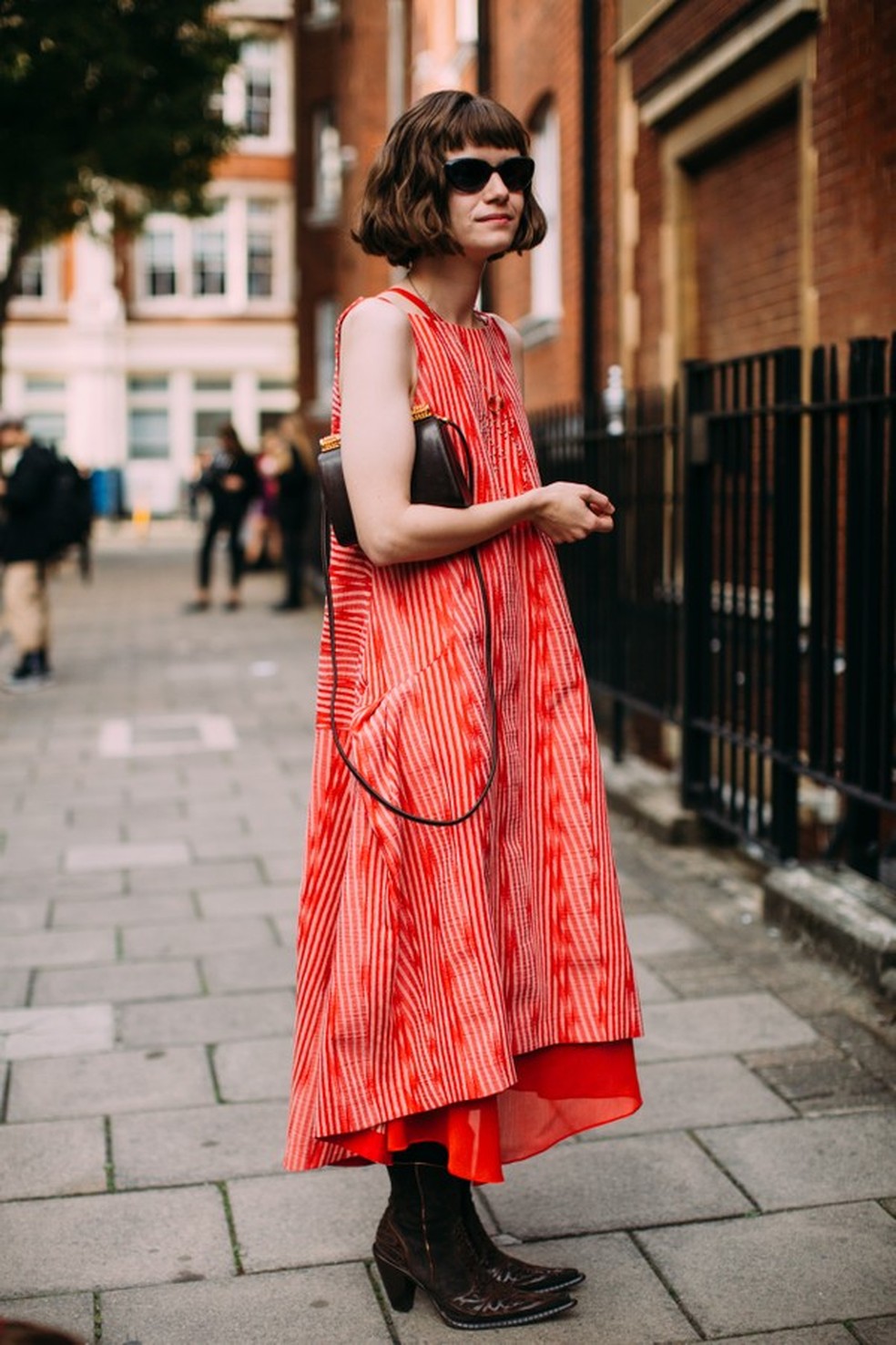Living Coral: inspire-se com looks de street style na cor de 2019