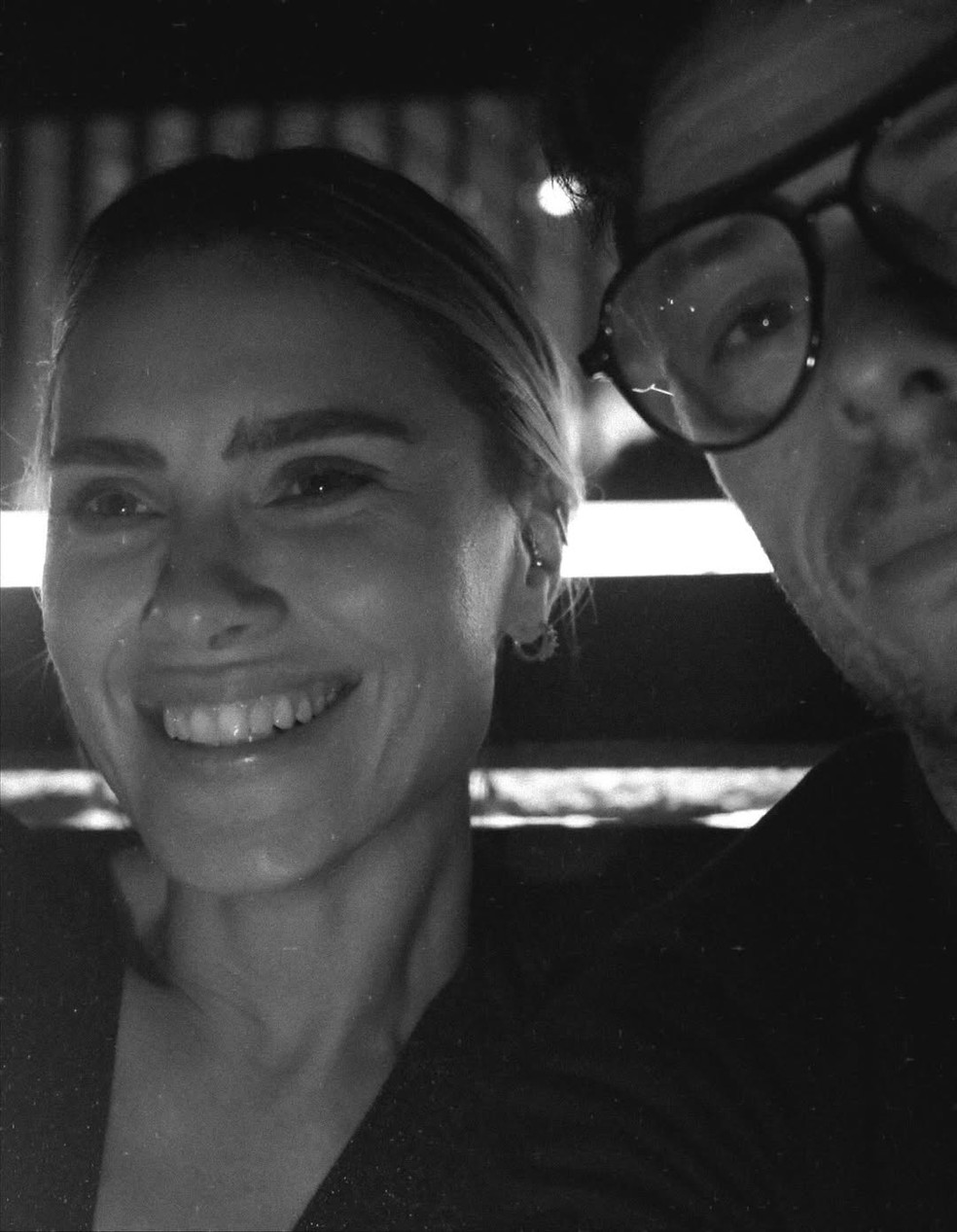 Carolina Dieckmmann surge em clima de romance com o marido: 'Ele me ...