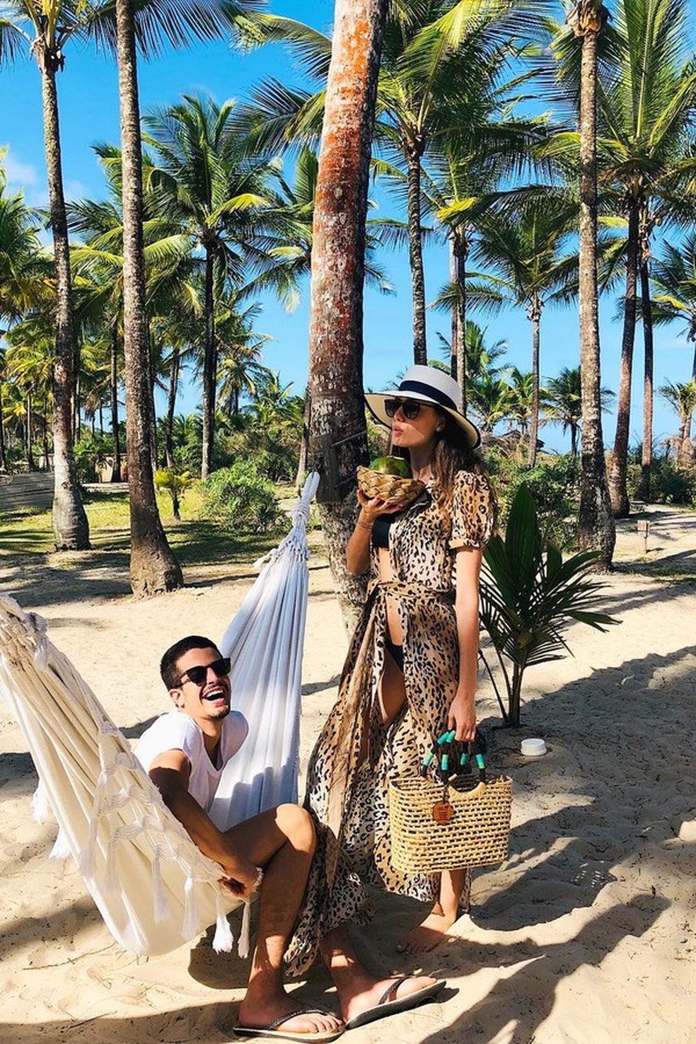 Enzo Celulari curte feriado com a namorada em resort na Bahia
