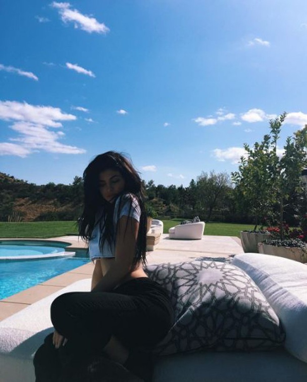 Kylie Jenner sensualiza em série de cliques à beira da piscina