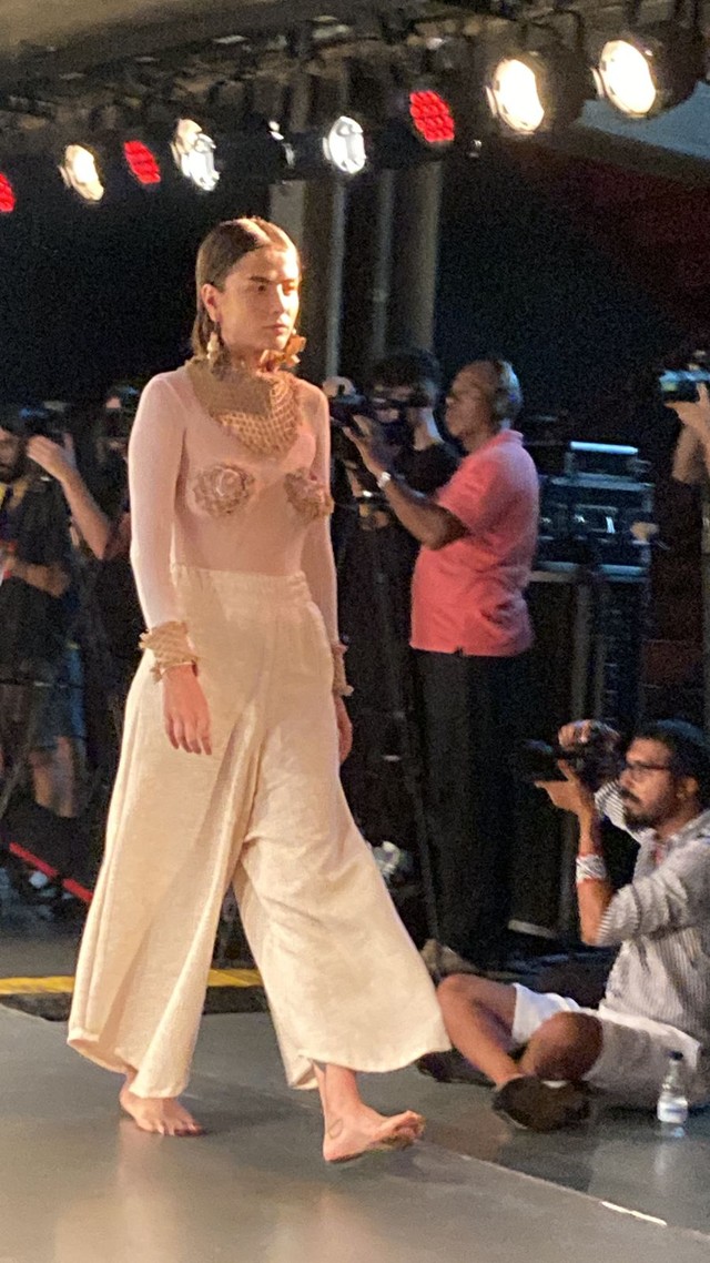Maria Casadevall abre desfile da marca Nalimo em São Paulo com performance artística