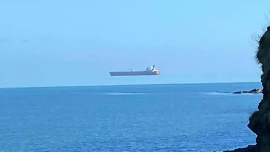 Reino Unido: o que sabemos sobre o navio 'flutuando' no mar