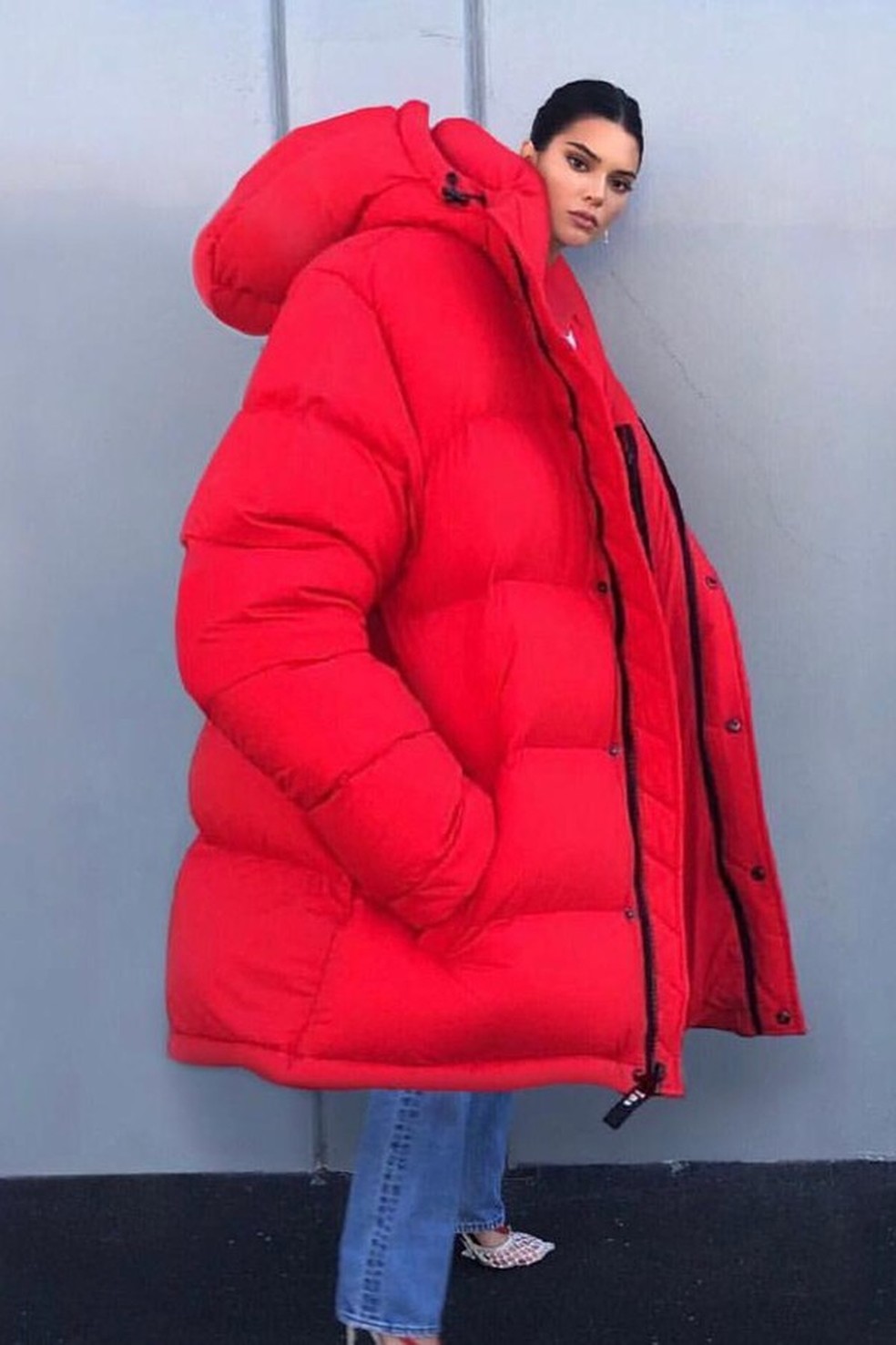 Celebridades usando roupas gigantescas são o novo meme da Internet