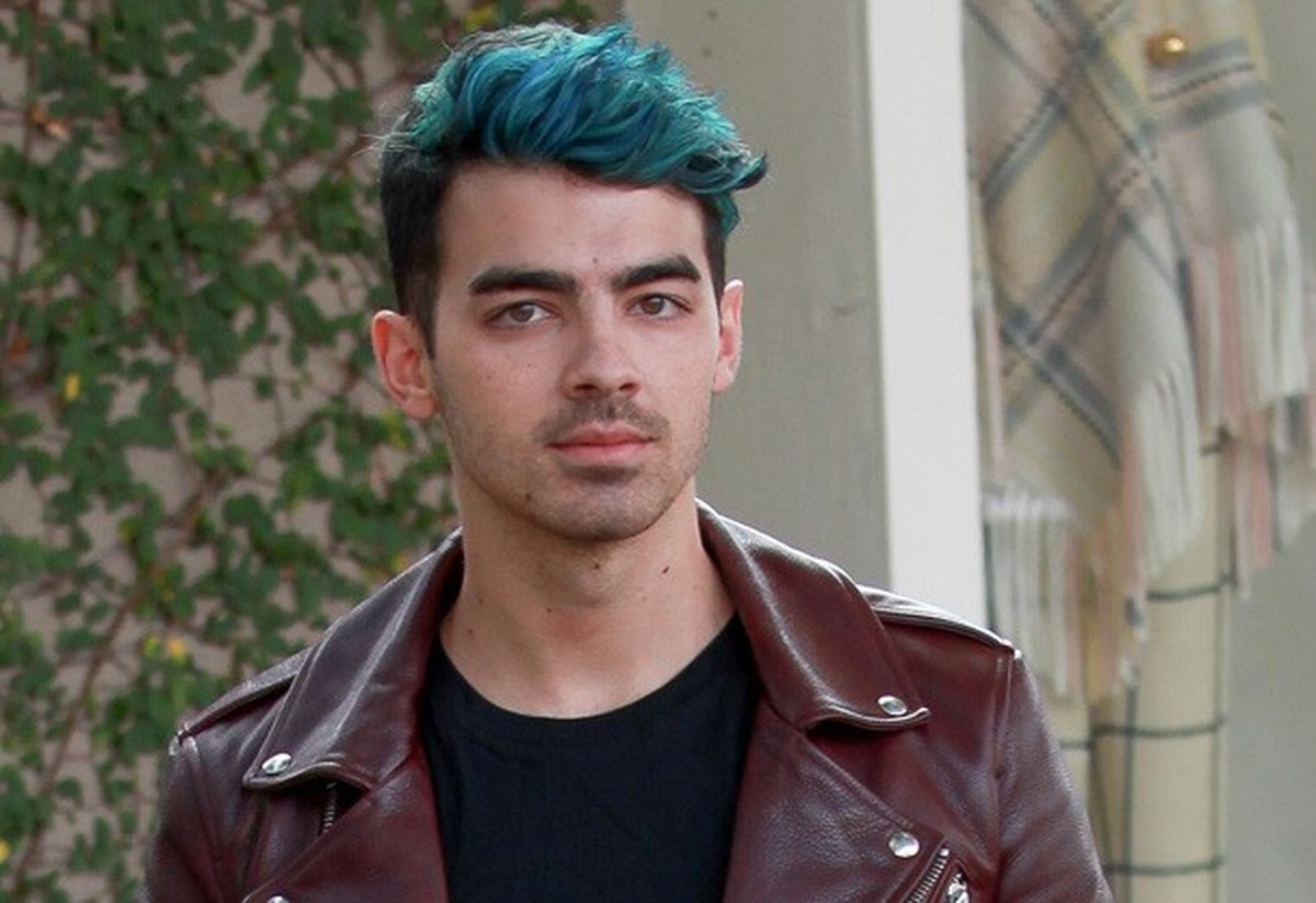 Joe Jonas aparece com o cabelo muito azul (ou seria verde?)