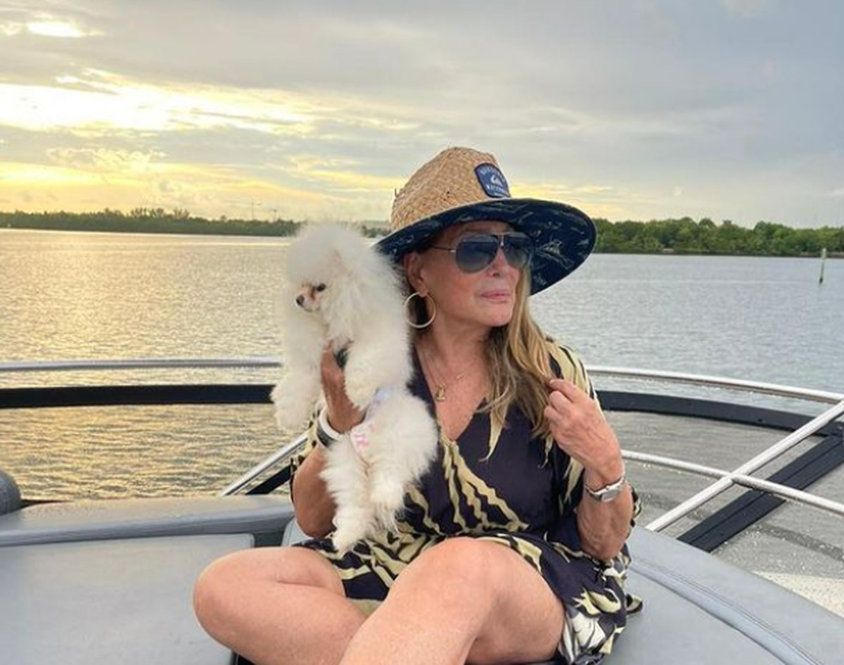 Susana Viera abre álbum de passeio de lancha e ganha elogios