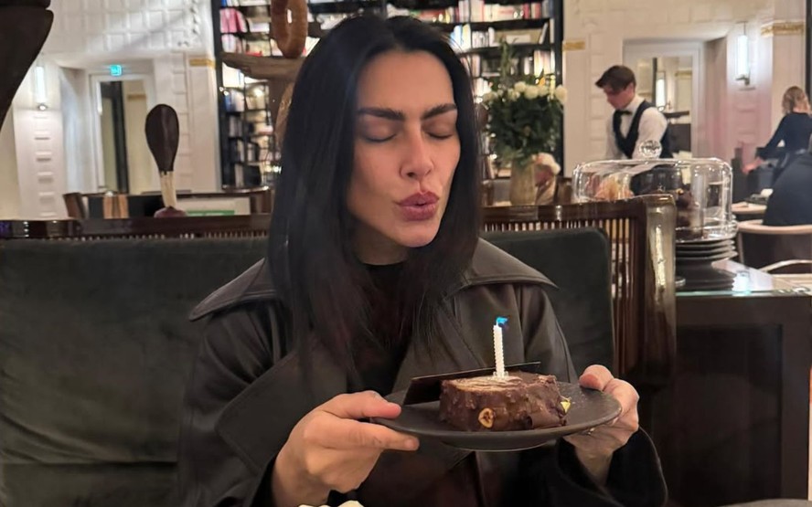 Cleo abre álbum de fotos e mostra celebração do aniversário em Paris