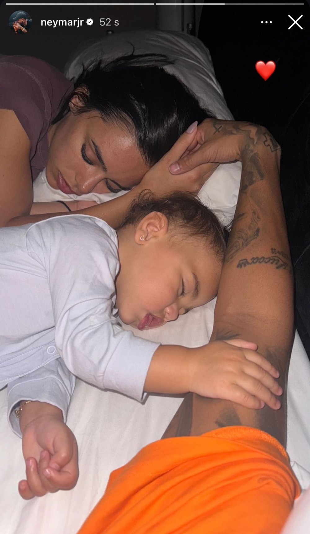 Carinhoso! Neymar posta foto de Bruna Biancardi dormindo de mãos dadas