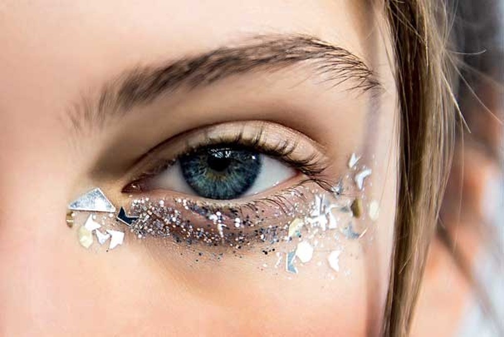 Glitter tears é a nova tendência de maquiagem com foco no olhar
