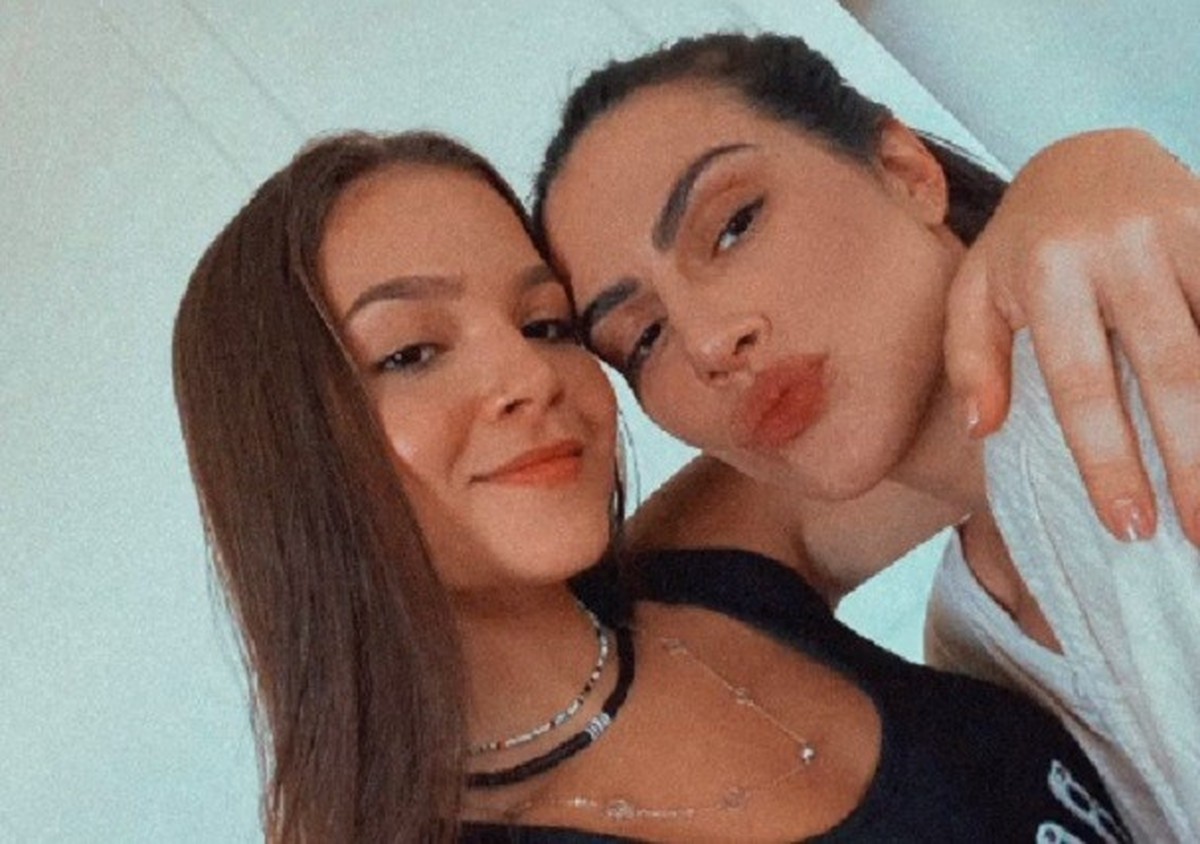 Mel Maia posa com Cleo e diz: 'Eu e eu mesma'