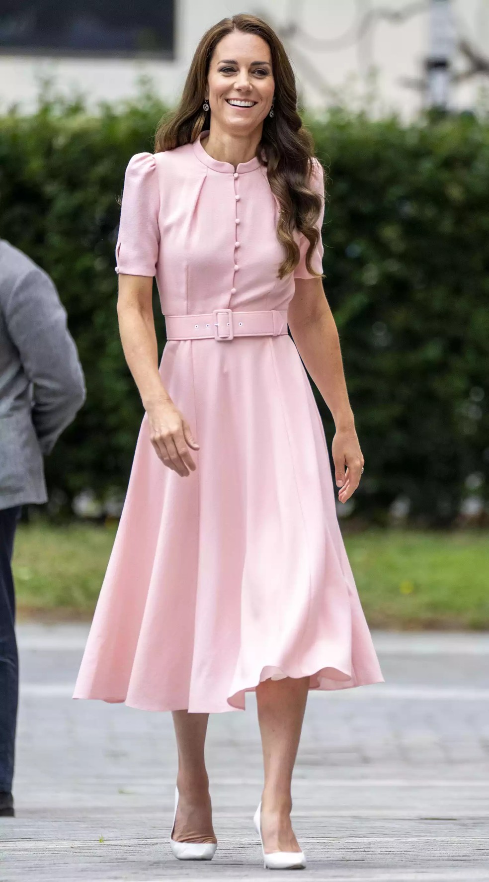 Kate Middleton aposta em novo look Barbiecore para reabertura do Young V&A em Londres