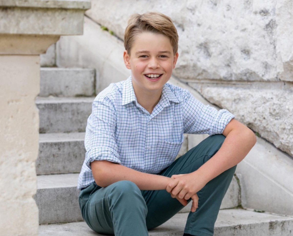 Ele cresceu! Príncipe George aparece sorridente em foto oficial do 10º ...