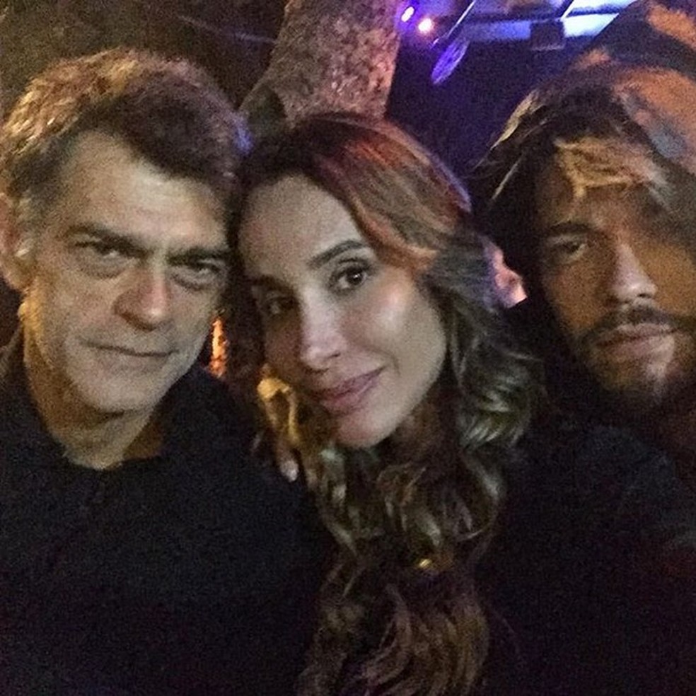 Claudia Abreu mostra seu novo visual no aniversário de Carol Marra