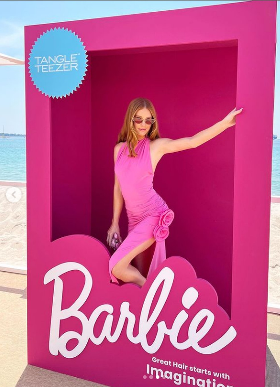 Em Cannes, Marina Ruy Barbosa posa dentro da caixa da Barbie