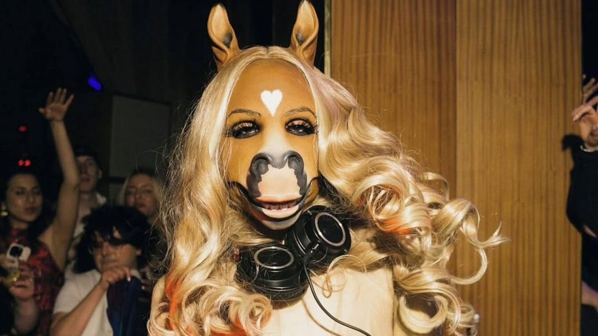Metade cavalo, metade humana: Horsegiirl, a DJ excêntrica que viralizou ...