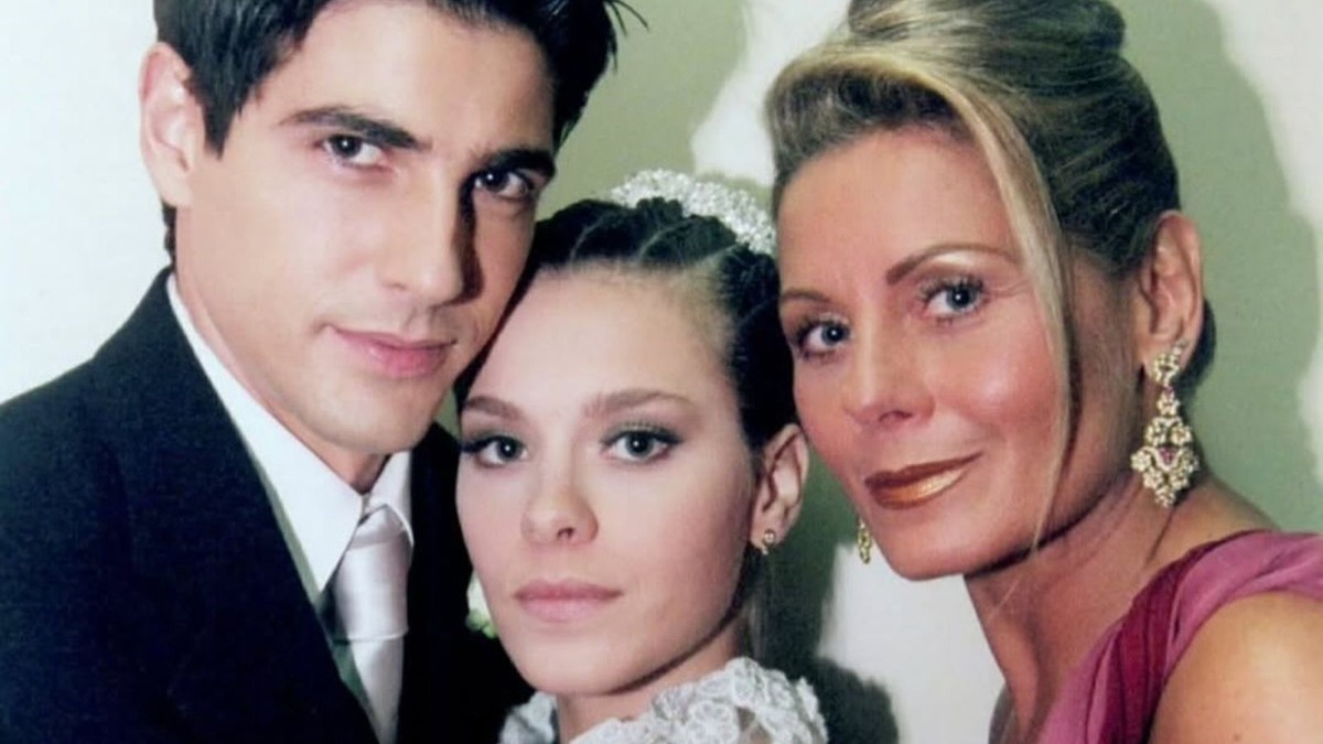 Carolina Dieckmann comemora 25 anos do lançamento da novela 'Laços de ...