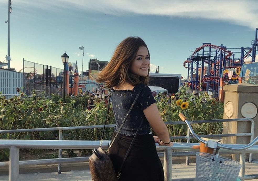 Maisa curte Coney Island e brinca com ângulo da foto