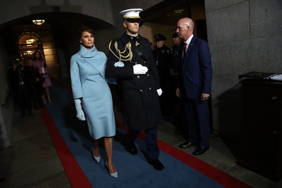 Melania Trump usa vestido-casaco da Ralph Lauren no dia da posse